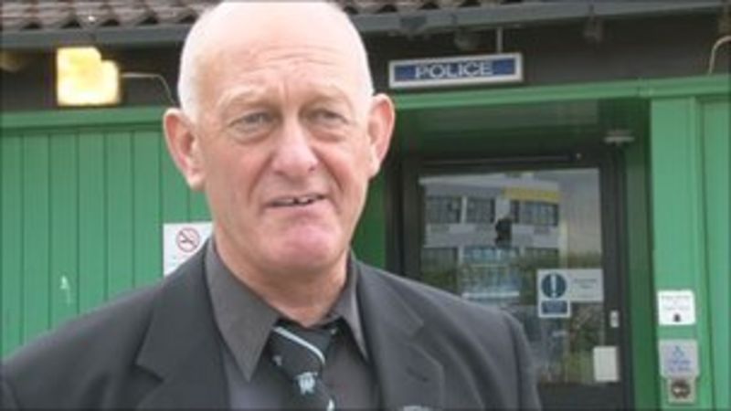 Hull policeman goes back on the beat after 25 years - BBC News