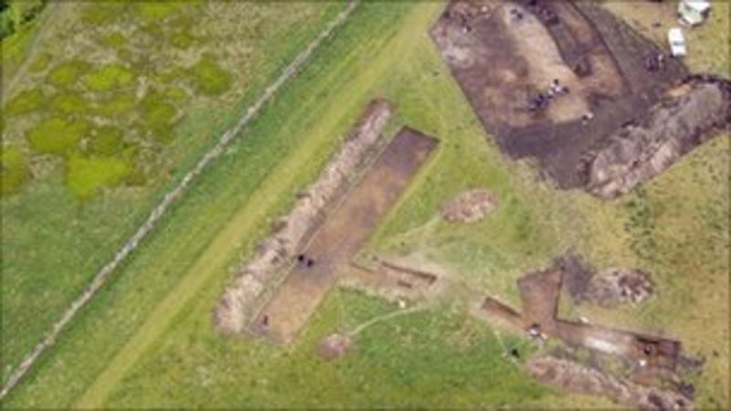 Tours of Iron Age hill fort dig on North York moors - BBC News