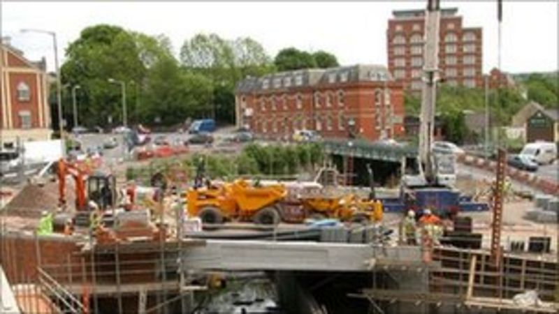 Name for new canal bridge in Stroud is revealed - BBC News