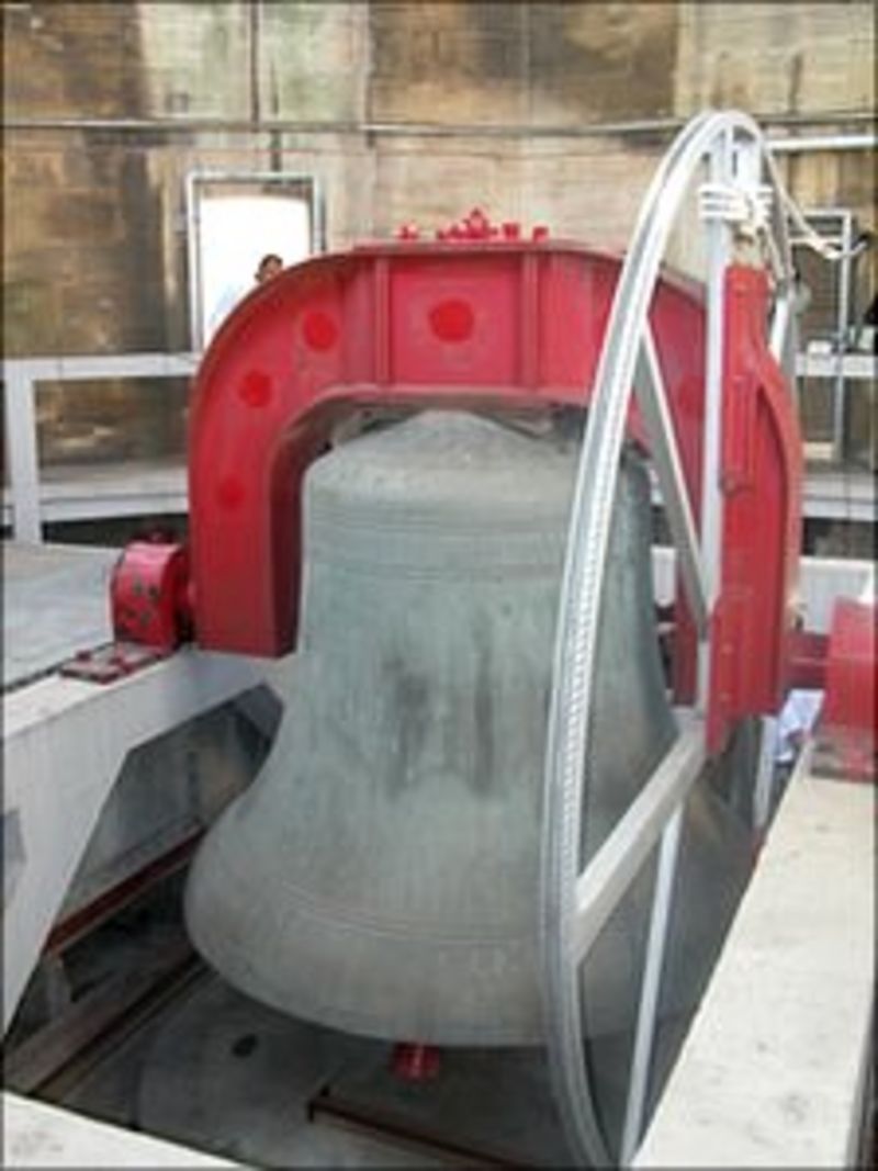 Great George bell peal marks Bristol University charter - BBC News