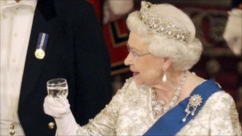 Theresa May and the art of the curtsy - BBC News