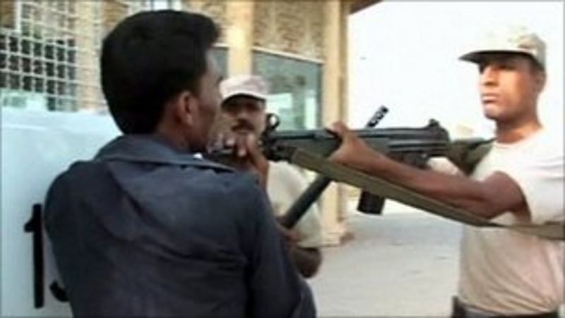Pakistan soldiers held over videoed killing in Karachi - BBC News