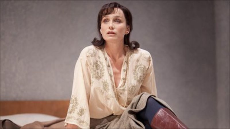 Kristin Scott Thomas: Film actresses face age 'disaster' - BBC News