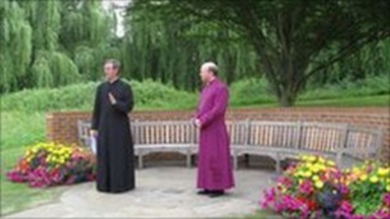 Staines air crash remembered 40 years on - BBC News