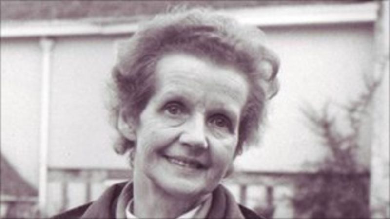 Sue Ryder family home gets a Civic Trust blue plaque - BBC News