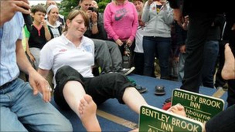 World Toe Wrestling Championship held in Derbyshire - BBC News
