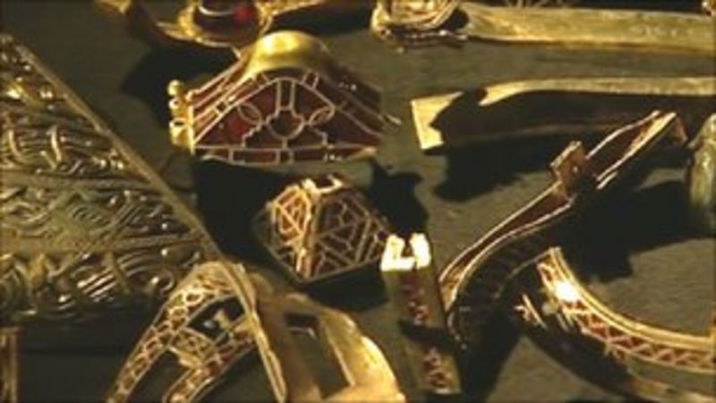 Staffordshire Hoard: Three-year touring exhibition begins - BBC News