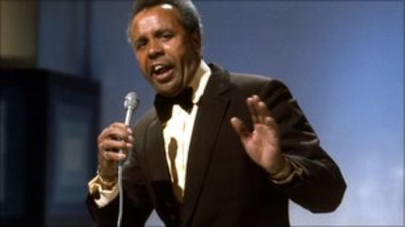 Charlie Williams remembered with Barnsley blue plaque - BBC News