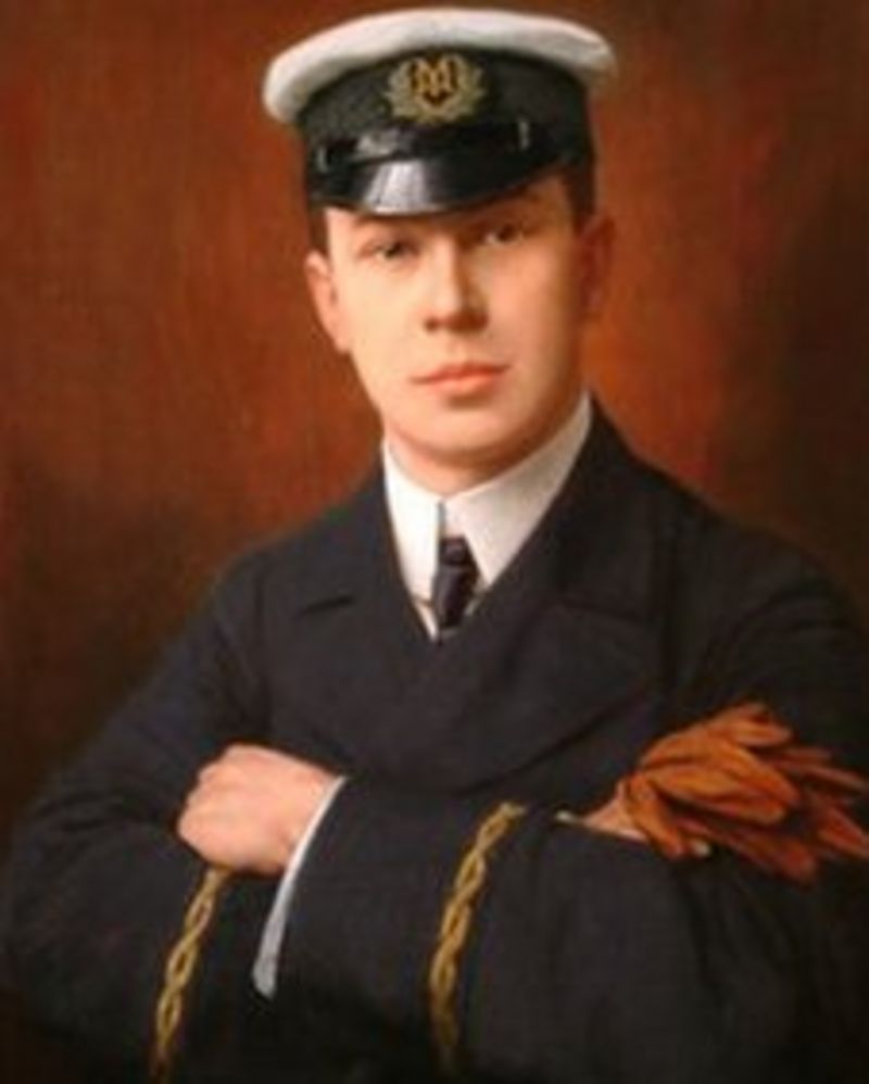 Titanic hero memorial in Godalming to be restored - BBC News