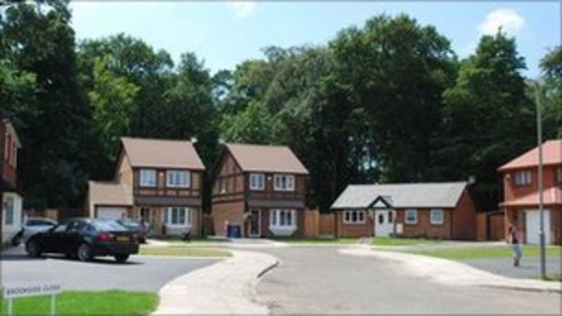 Brookside: Liverpool families move on to the close - BBC News