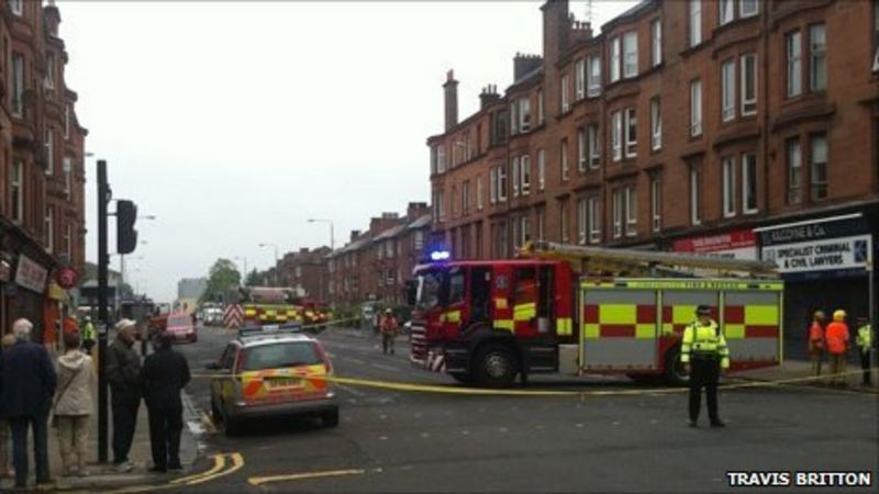 Outbuilding collapses in Victoria Road, Glasgow - BBC News