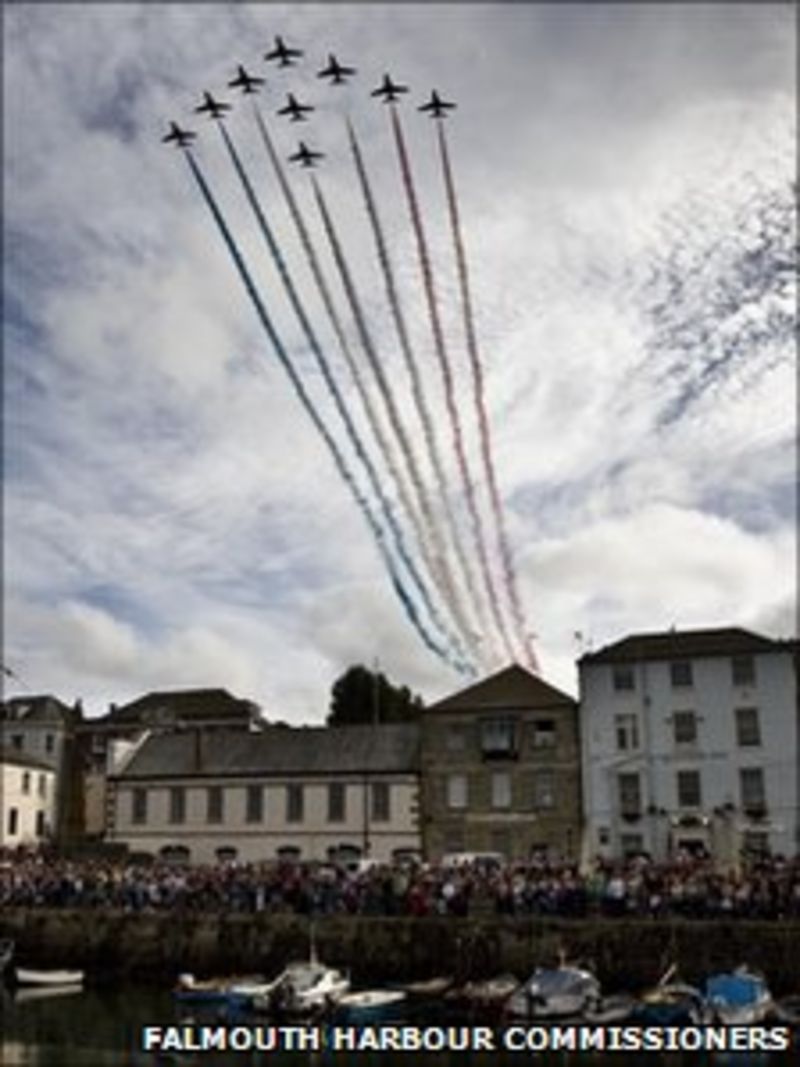 More than 30,000 watched Red Arrows display in Falmouth - BBC News