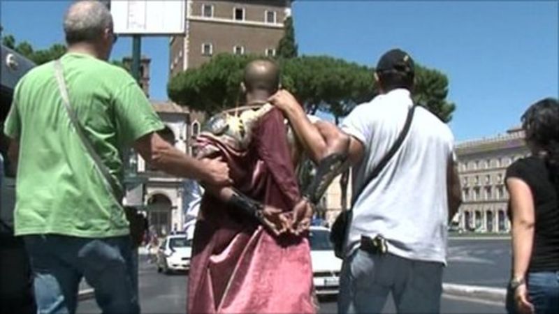 Rome bans Centurions from tourist sites - BBC News