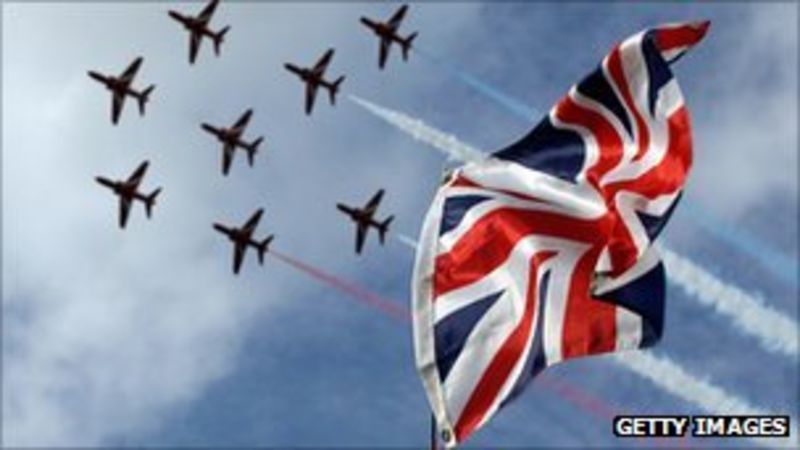 Red Arrows announce new line-up for 2013 - BBC News