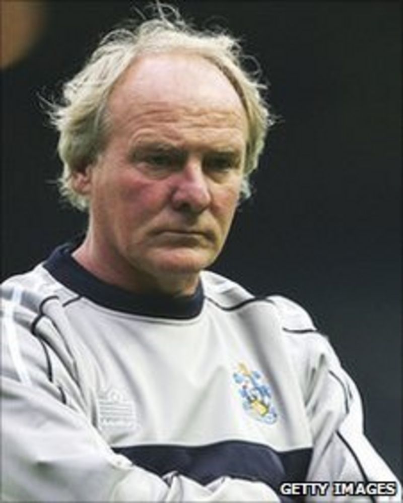 Terry Yorath collapses after fire at Leeds flat - BBC News