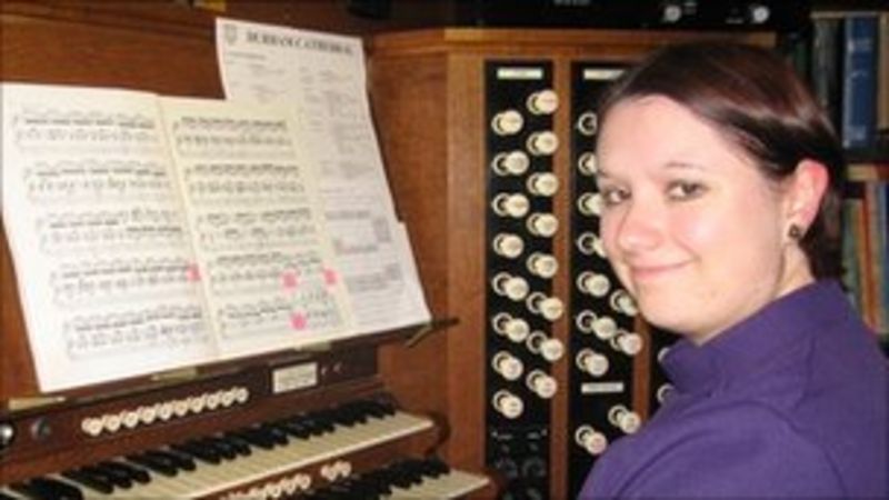 Durham Cathedral welcomes woman organist - BBC News
