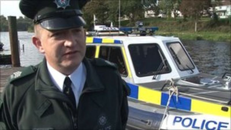 PSNI boat tows tourists to safety on Lough Erne, Fermanagh - BBC News