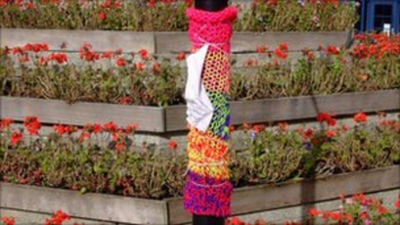 'Guerrilla knitters' head to New York with their art - BBC News