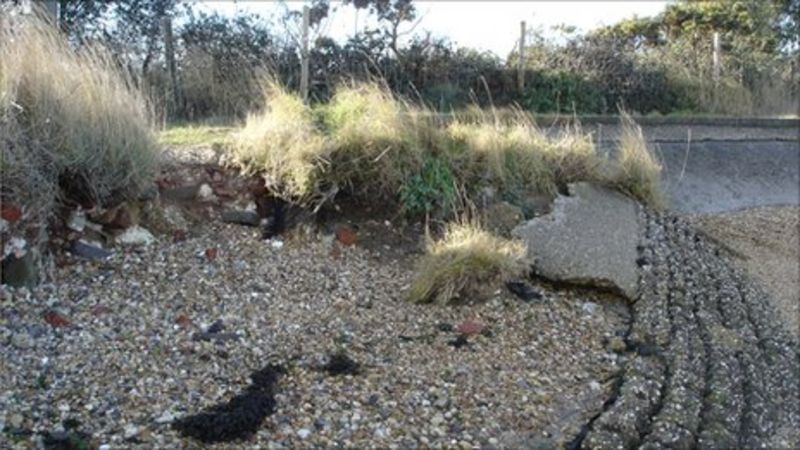 Hayling Island residents' relief over sea wall rebuild - BBC News