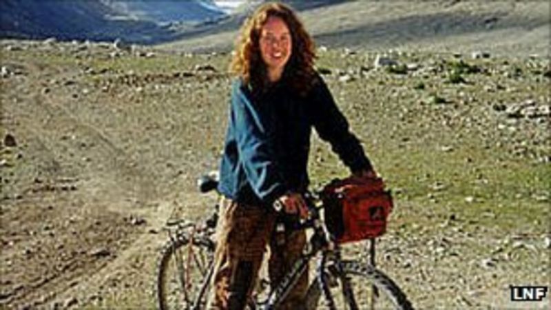 Linda Norgrove's parents accept posthumous award - BBC News