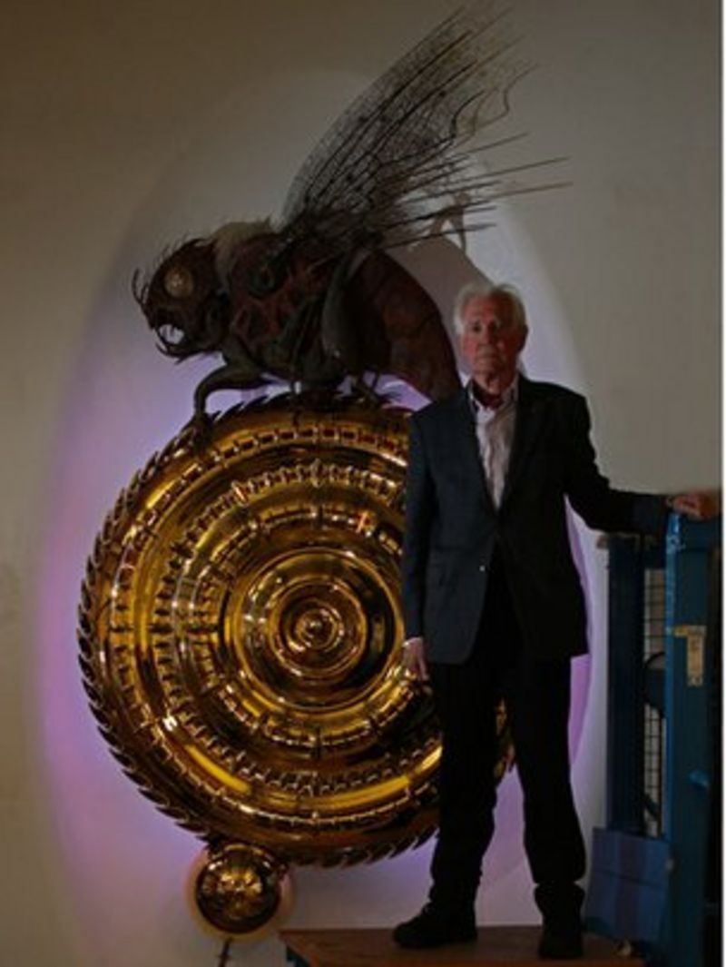 'Time-eater' clock on display at Saatchi Gallery - BBC News