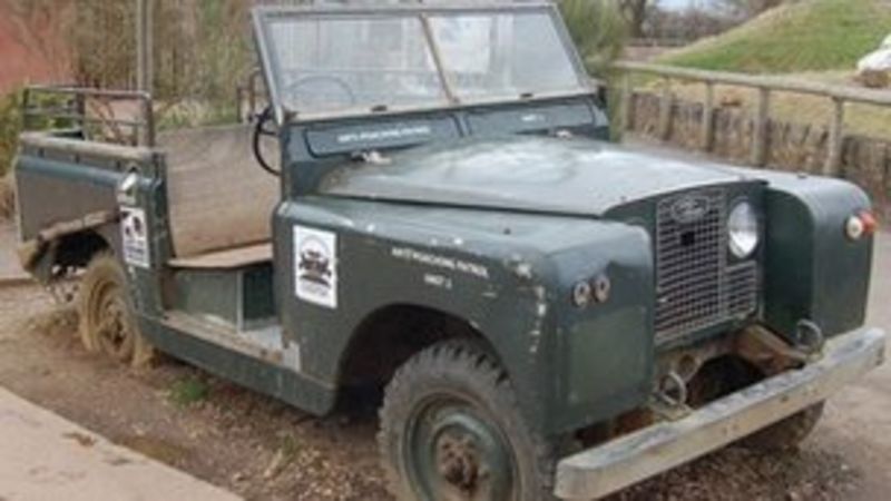 Anglesey pupils honour Land Rover creator Maurice Wilks - BBC News