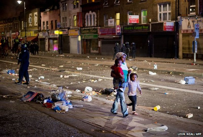 A year in the life of a press photographer: Leon Neal - BBC News