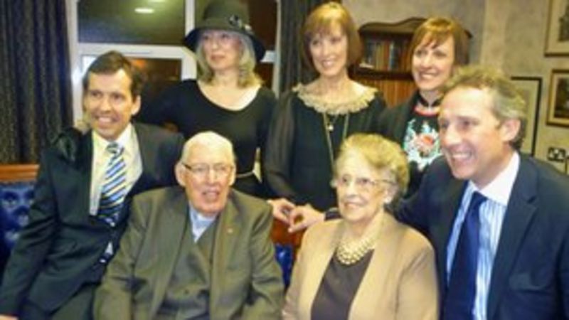 Rev Ian Paisley ends 60 years of full-time ministry - BBC News