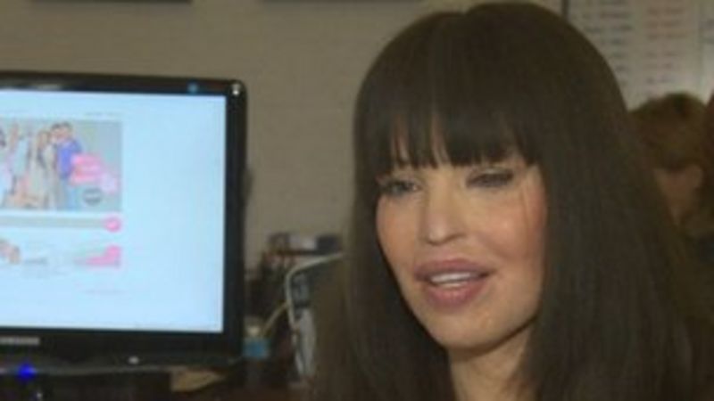 Acid attack model Katie Piper gets sight back - BBC News