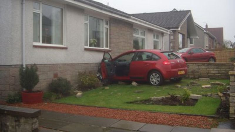 Car crashes through wall into Alloa bungalow - BBC News