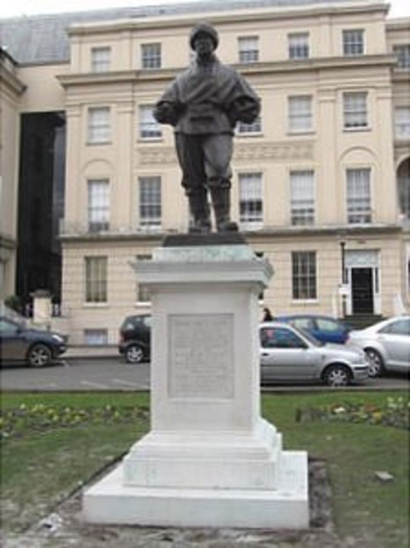 Cheltenham statue of Edward Wilson restored to former glory - BBC News