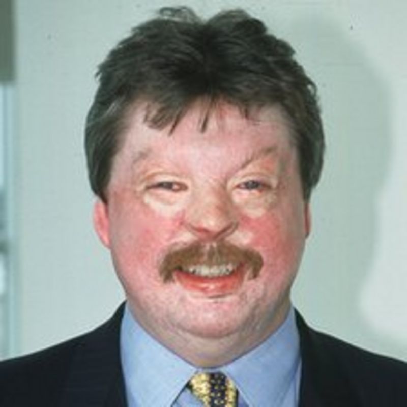 Essex Police apologises over officer's Simon Weston remarks - BBC News