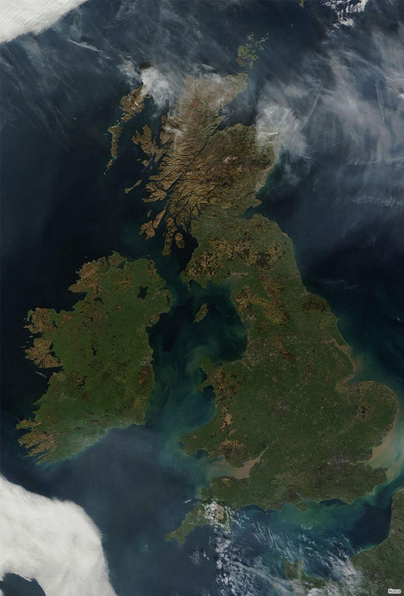 Cloudless Britain seen from above - BBC News