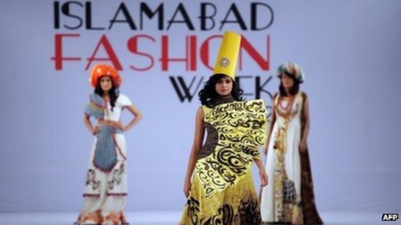 Models have fun as Pakistan fashion grows up - BBC News