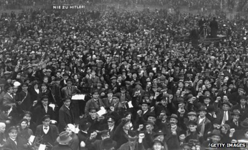 Breivik: What's behind clenched-fist salutes? - BBC News