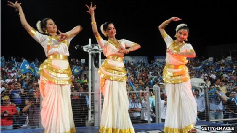Cheerleading goes native in India - BBC News