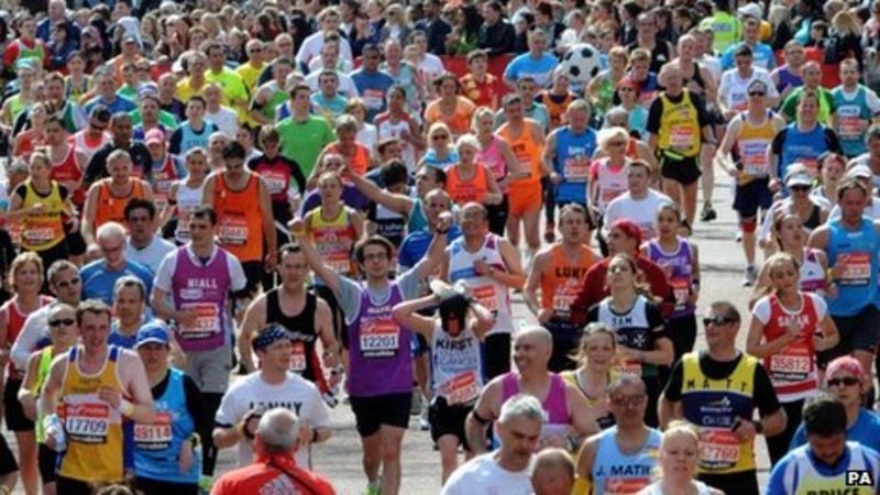 London Marathon: Thousands take part in 32nd race - BBC News