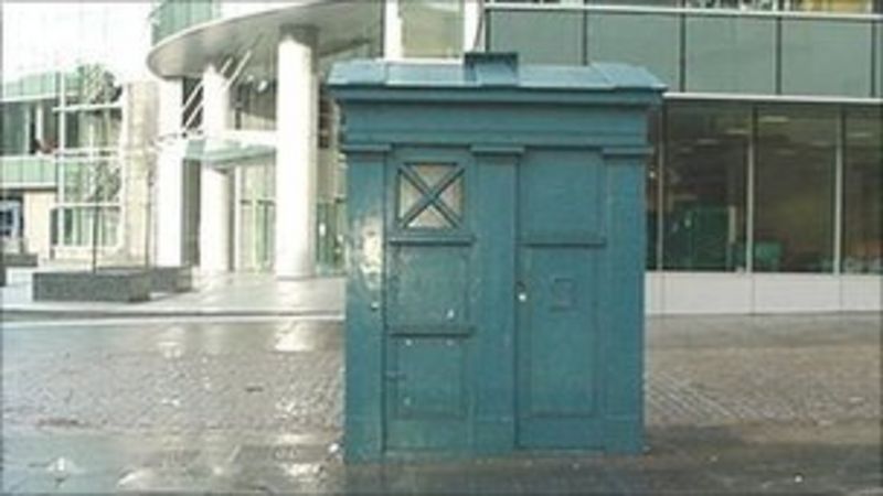Police boxes go on sale in Edinburgh - BBC News