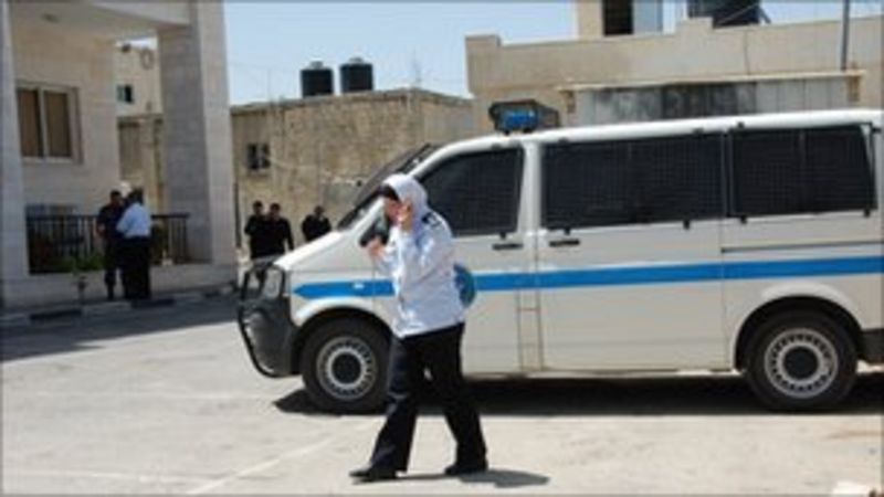 Palestinian policewomen break traditional stereotypes - BBC News