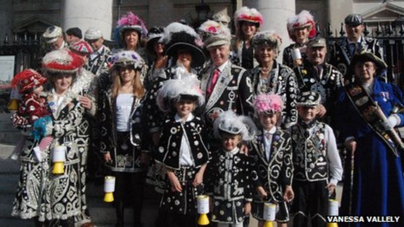 Pearly Queens and Kings of East London to be crowned - BBC News