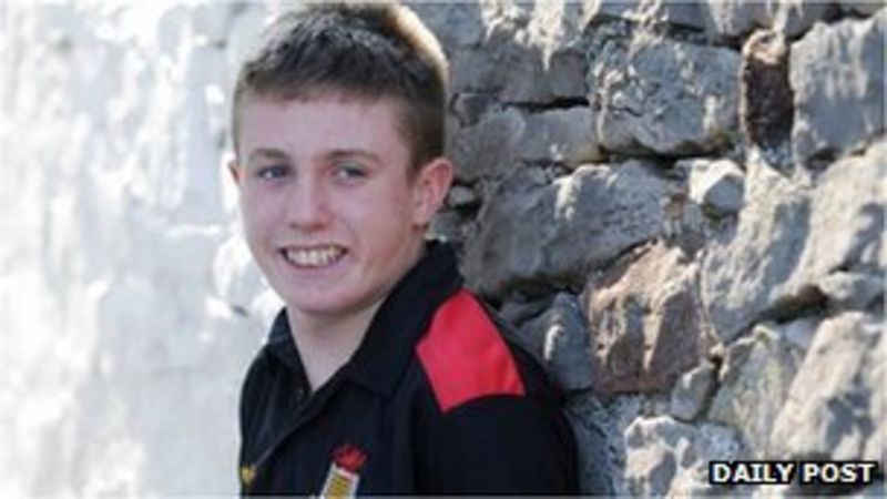 Jake Jones wins Denbigh rugby award after illness recovery - BBC News