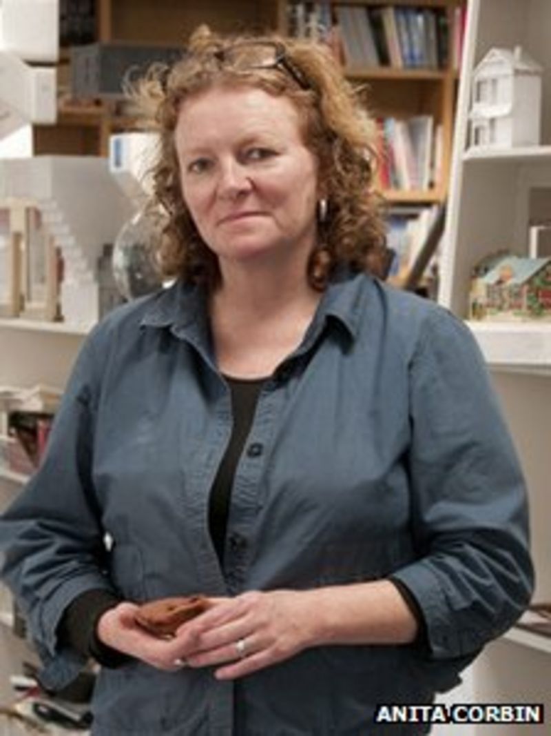 Rachel Whiteread unveils golden frieze at Whitechapel Gallery - BBC News