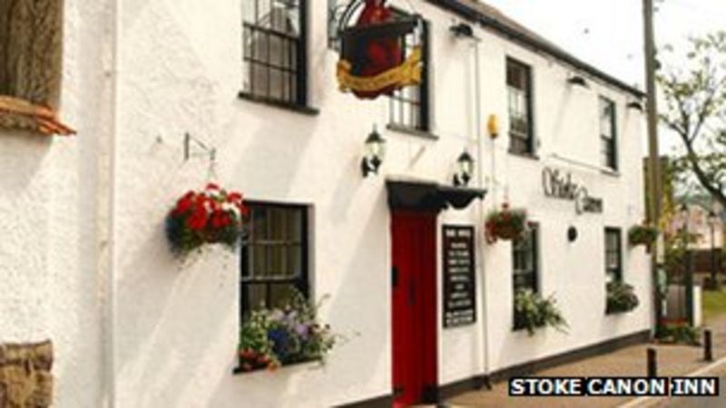 Stoke Canon celebrates running village pub for a year - BBC News