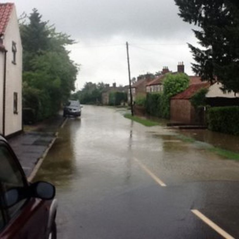 Flooding disruption in Lincolnshire amid heavy rain - BBC News