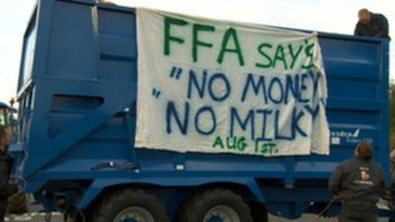 Farmers in second evening of protests over milk prices - BBC News