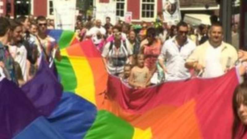York stages first Gay Pride march - BBC News