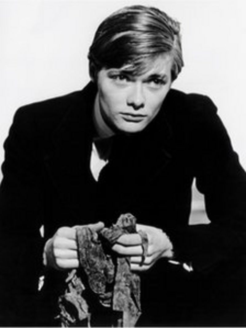 Tributes paid to actor Simon Ward - BBC News