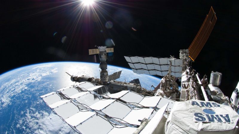 Dark matter hunt: LUX experiment reaches critical phase - BBC News