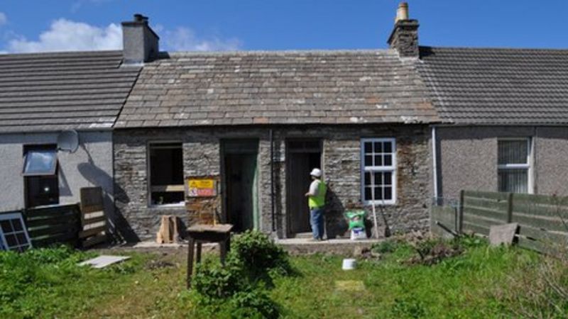Prince Charles to open historic Caithness cottages - BBC News