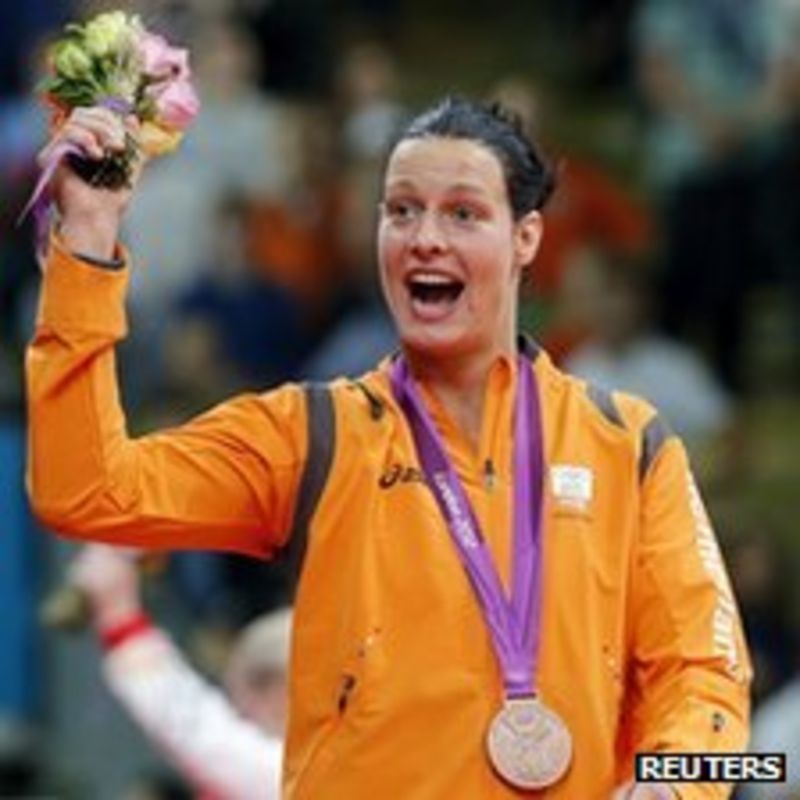 Dutch judo star 'hit bottle-thrower' in Olympic 100m final - BBC News